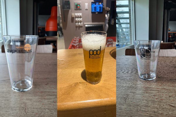 Nieuwe milieuvriendelijke bierglazen kantine door sponsoren geschonken ...